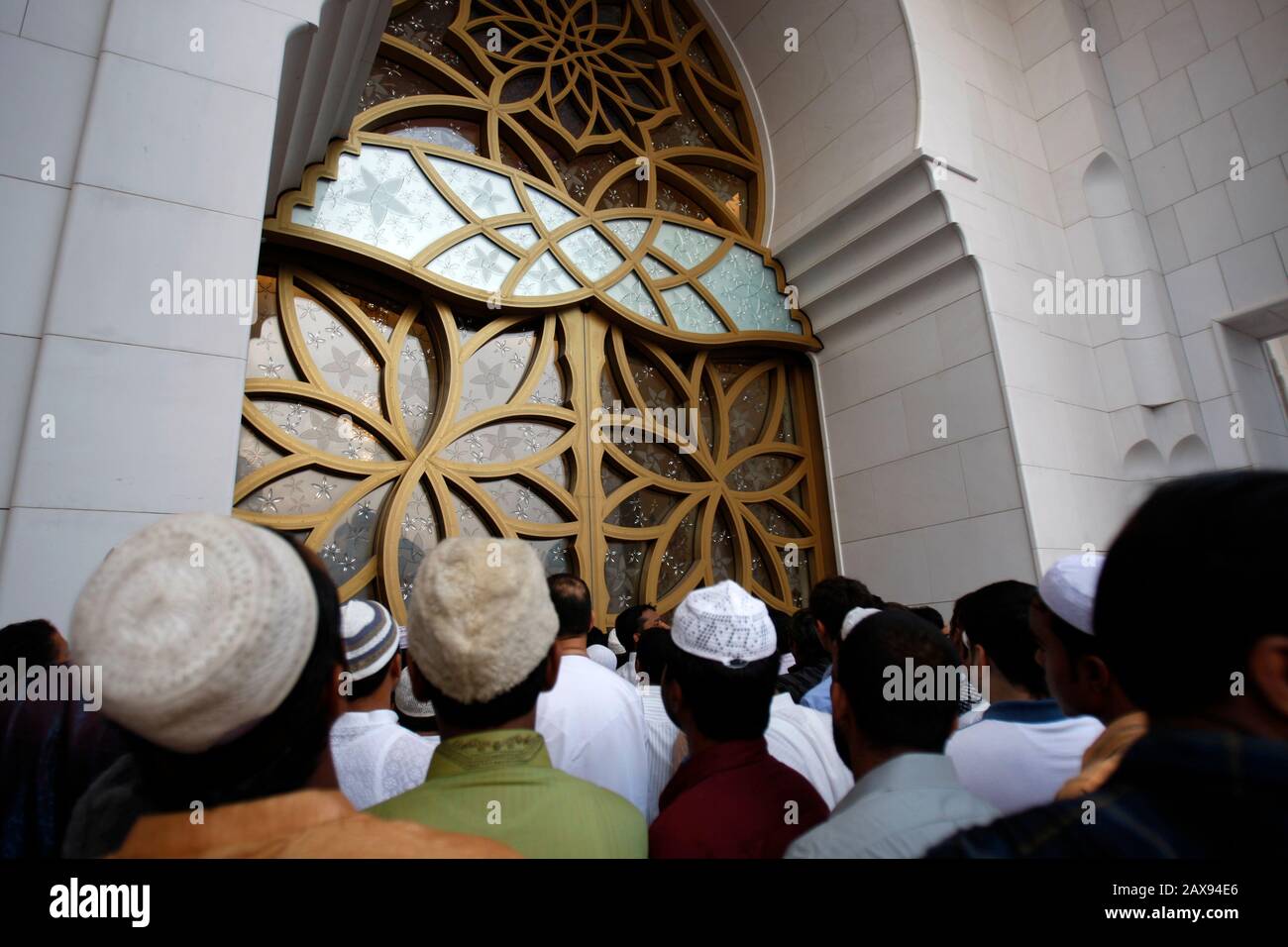 Grand sheikh zayed mosque door hi-res stock photography and images - Alamy