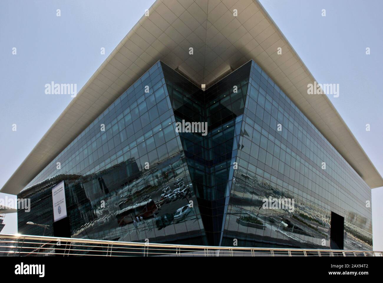 Emirati modern building hi-res stock photography and images - Alamy