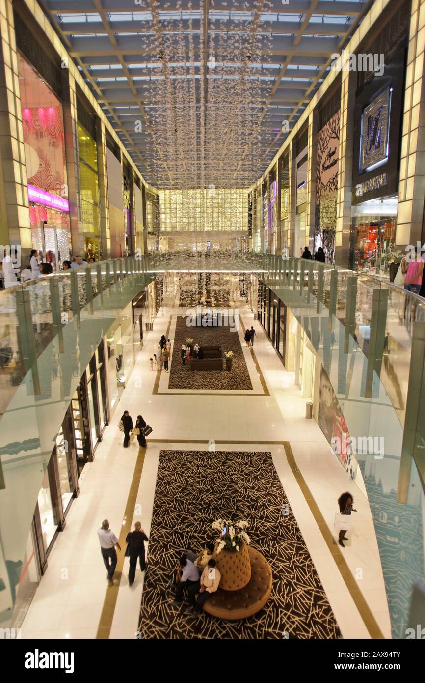 Shopping uae hi-res stock photography and images - Alamy