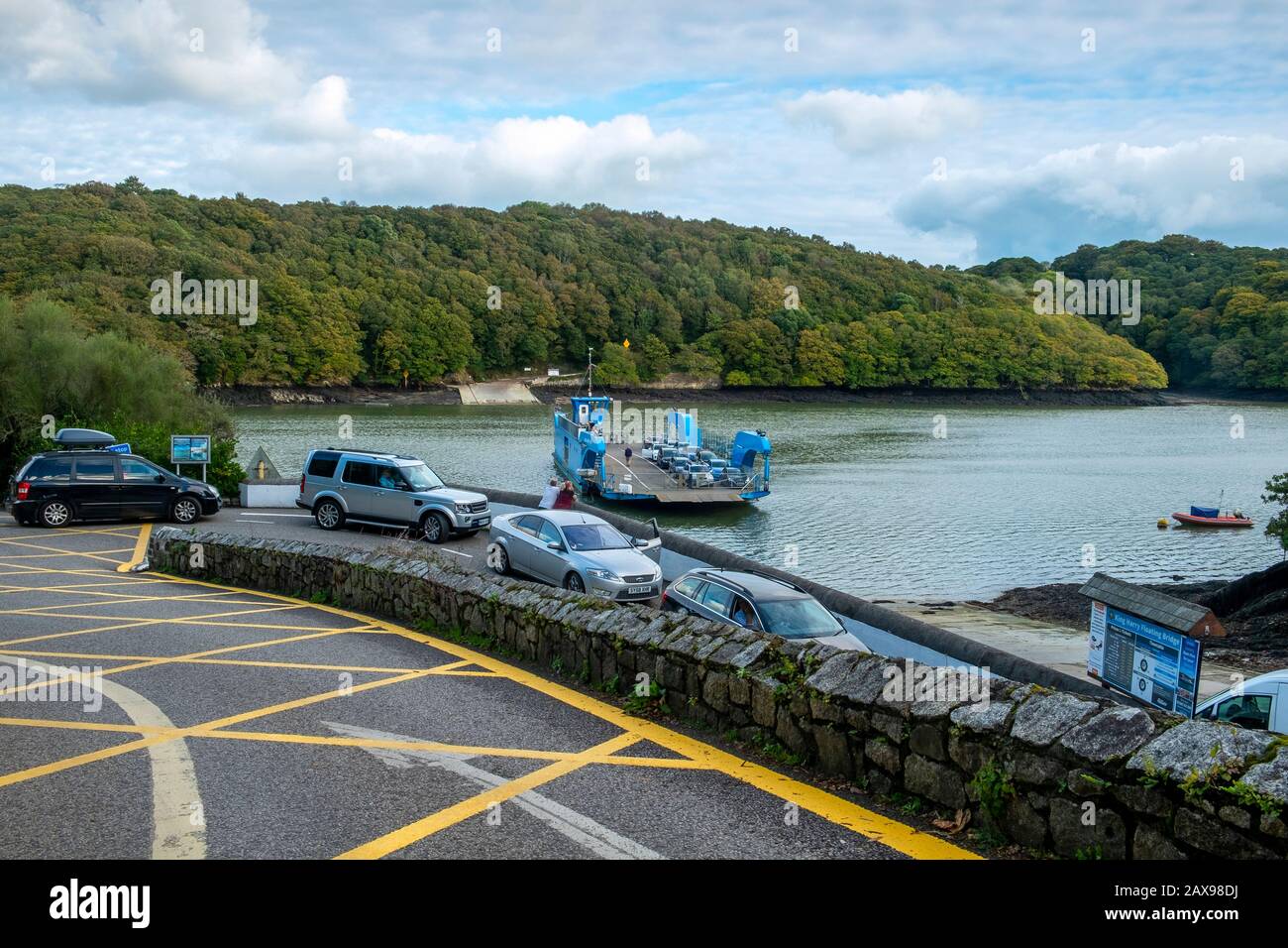 14th October 2018 - Trelissick, Cornwall, UK: Cars queue for the ...