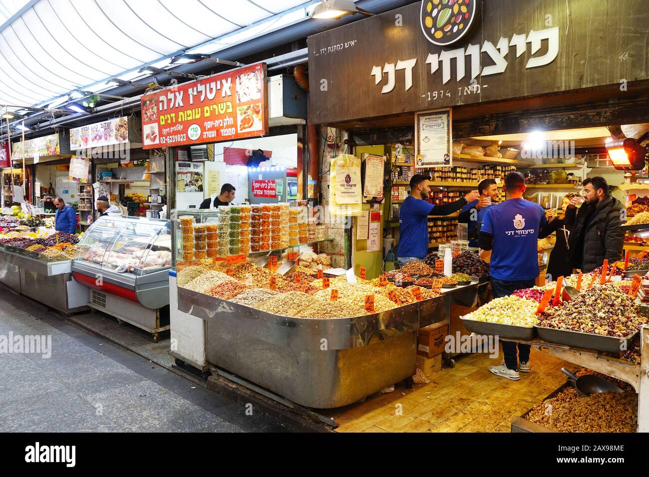 Mahane Yehuda market Stock Photo - Alamy