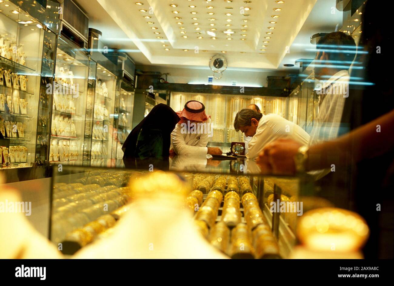Bahraini men shopping hi-res stock photography and images - Alamy