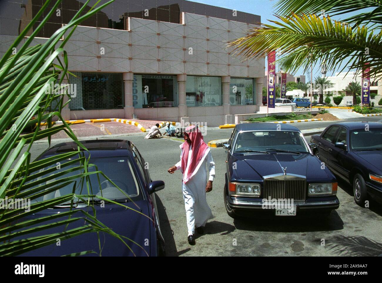 Saudi man car hi-res stock photography and images - Alamy