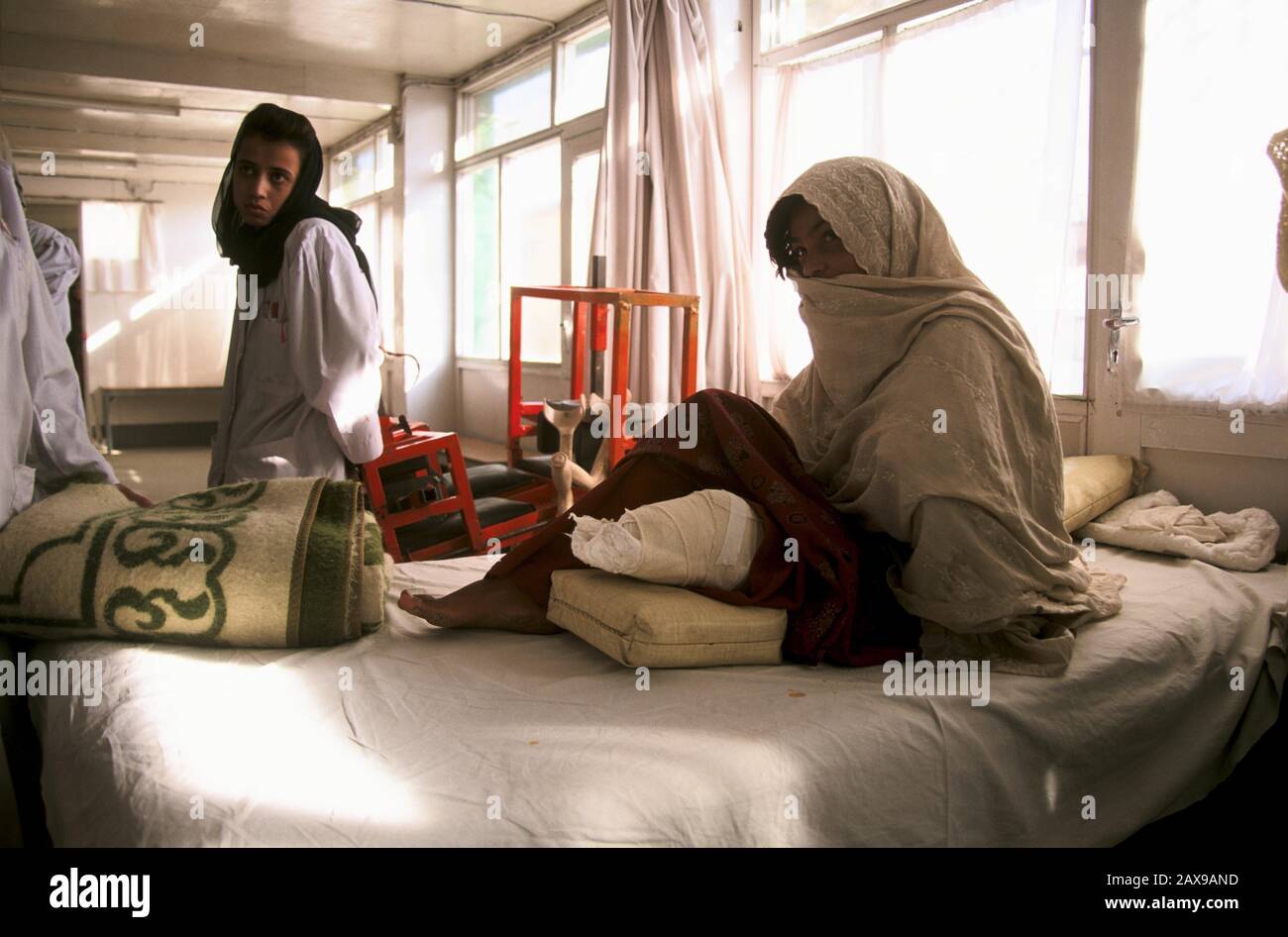 Afghan doctor hi-res stock photography and images - Alamy