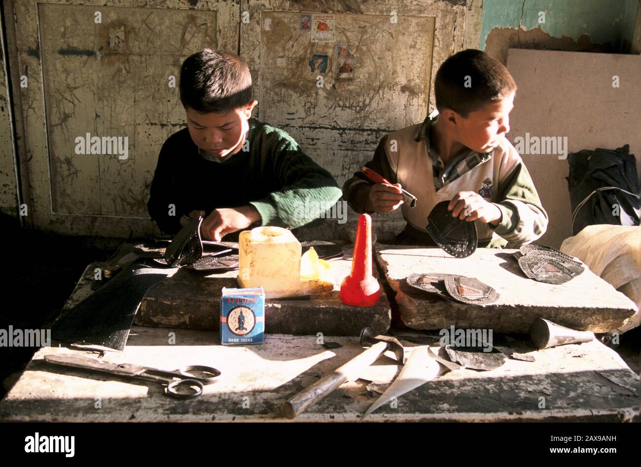 Child sweatshop hi-res stock photography and images - Alamy