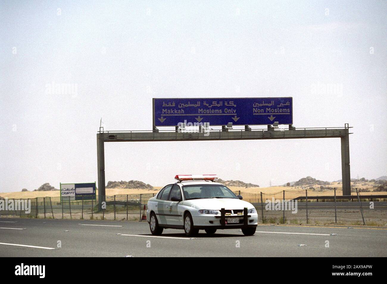 Saudi arabia highway sign hi-res stock photography and images - Alamy