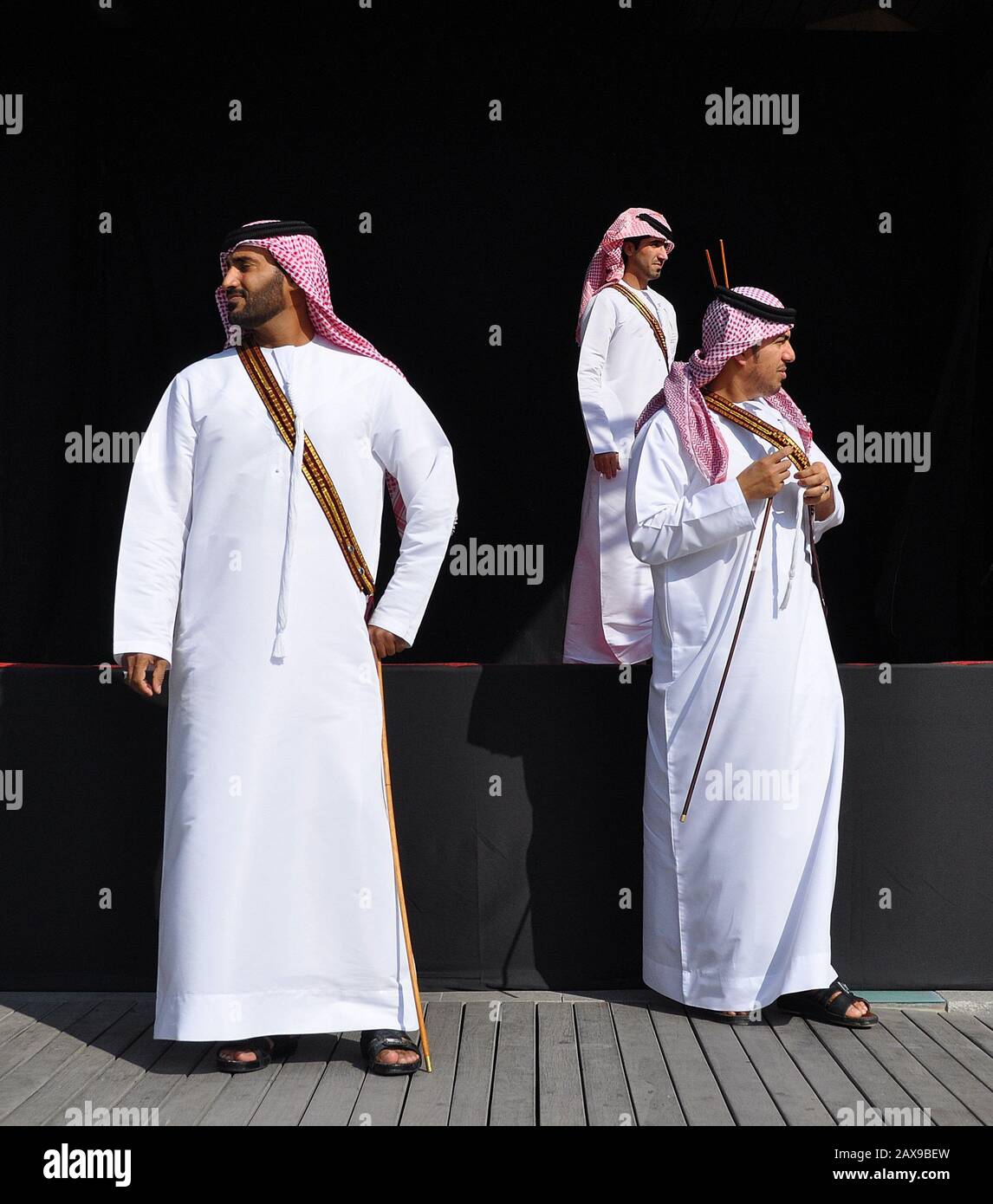 Men thobe arab hi-res stock photography and images - Alamy