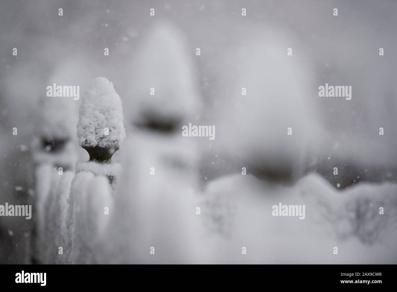 Heavy snow falling hi-res stock photography and images - Alamy