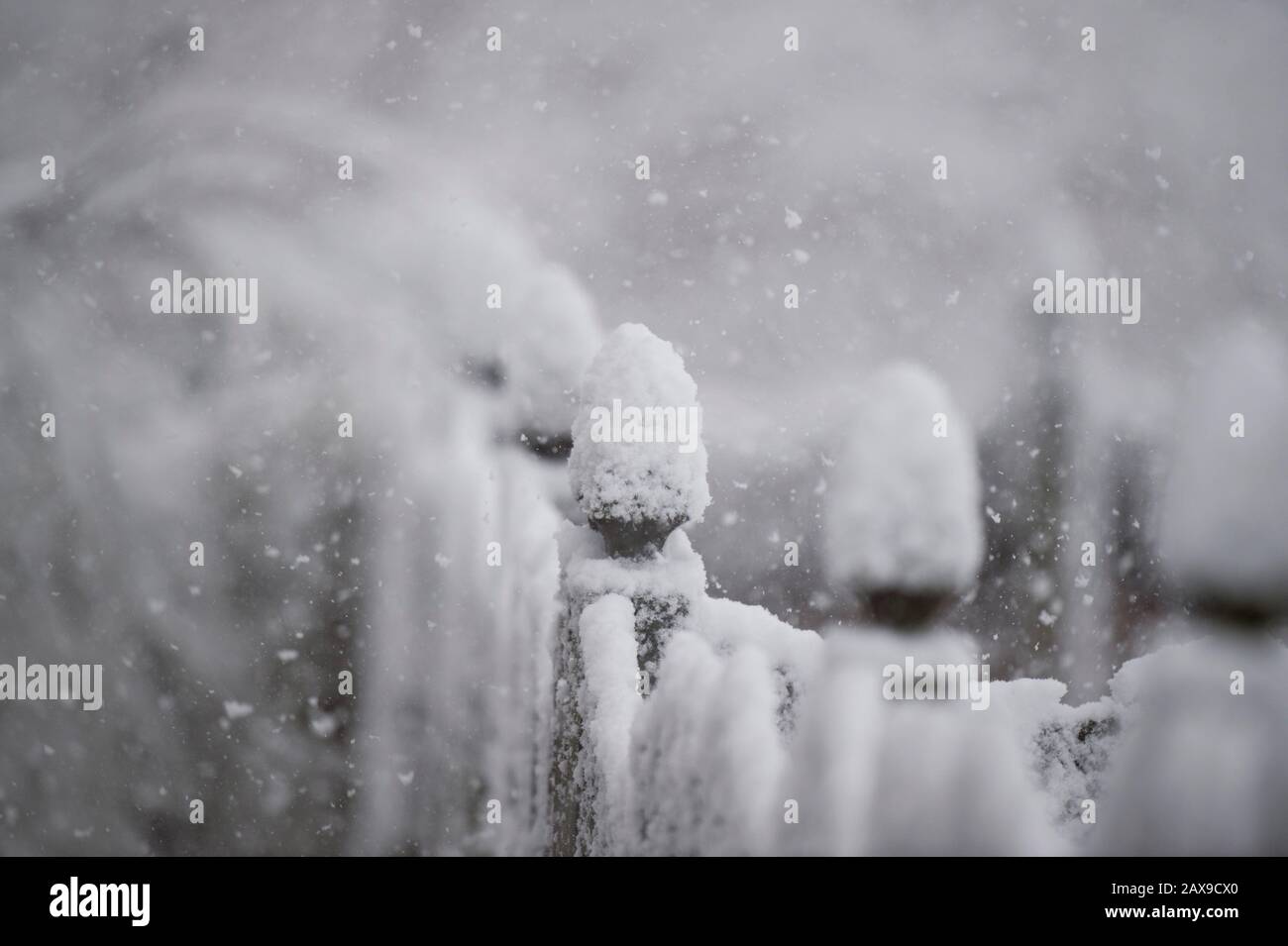 Heavy snow falling hi-res stock photography and images - Alamy