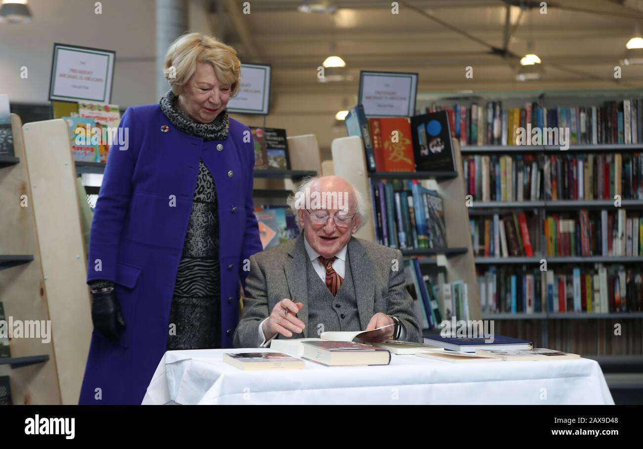 He donates part hi-res stock photography and images - Alamy