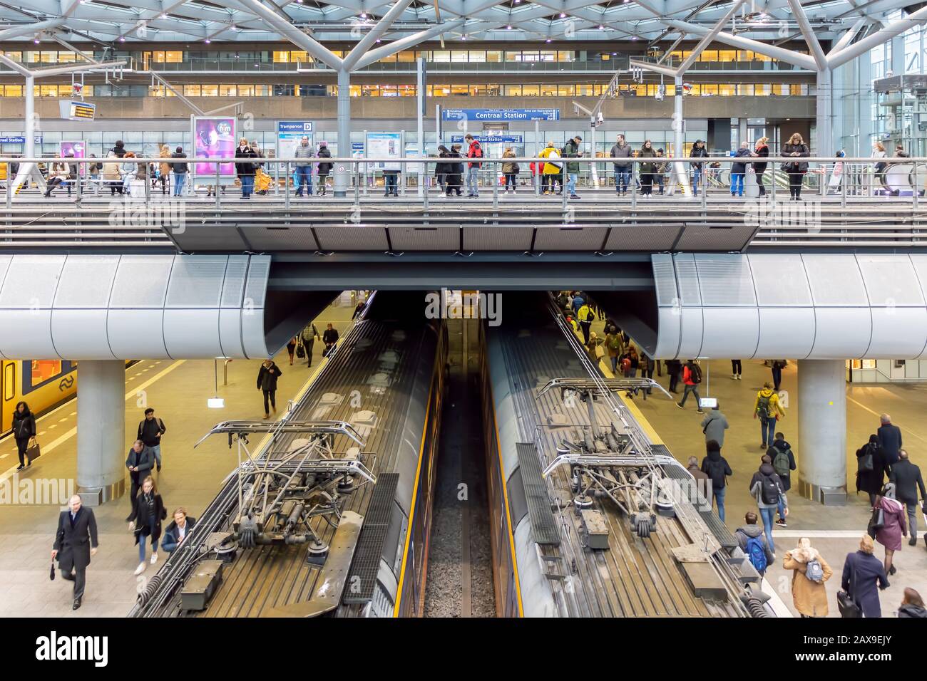 Central station platform railway hi-res stock photography and images ...