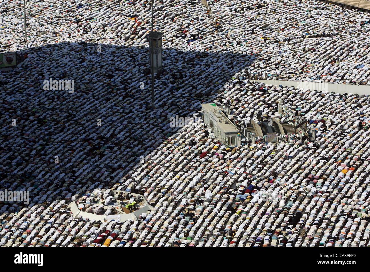 Hajj crowd hi-res stock photography and images - Alamy