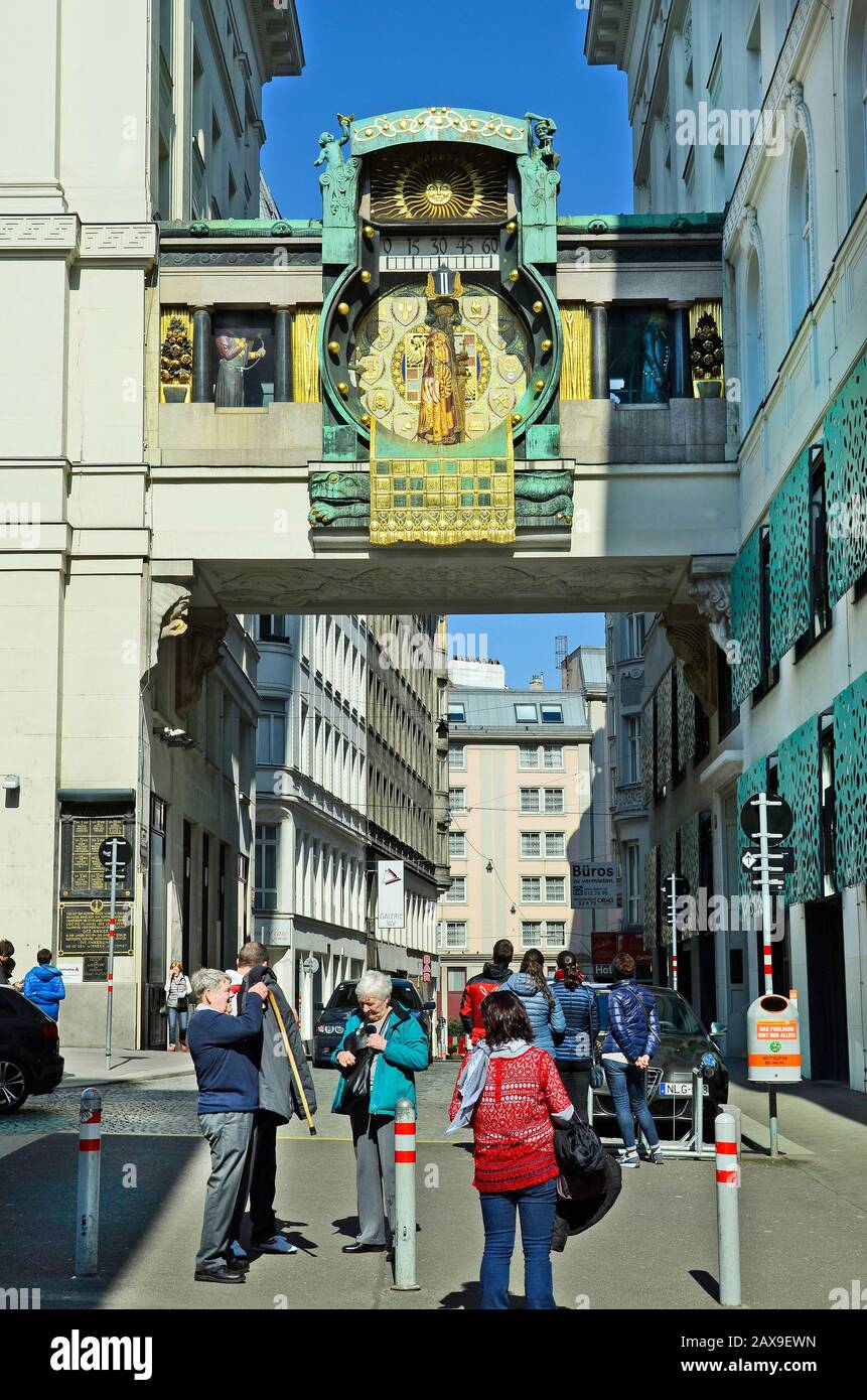 Clock with moving figures hi-res stock photography and images - Alamy