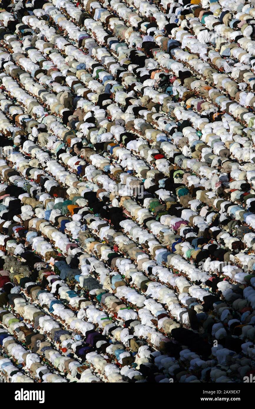 Hajj crowd hi-res stock photography and images - Alamy