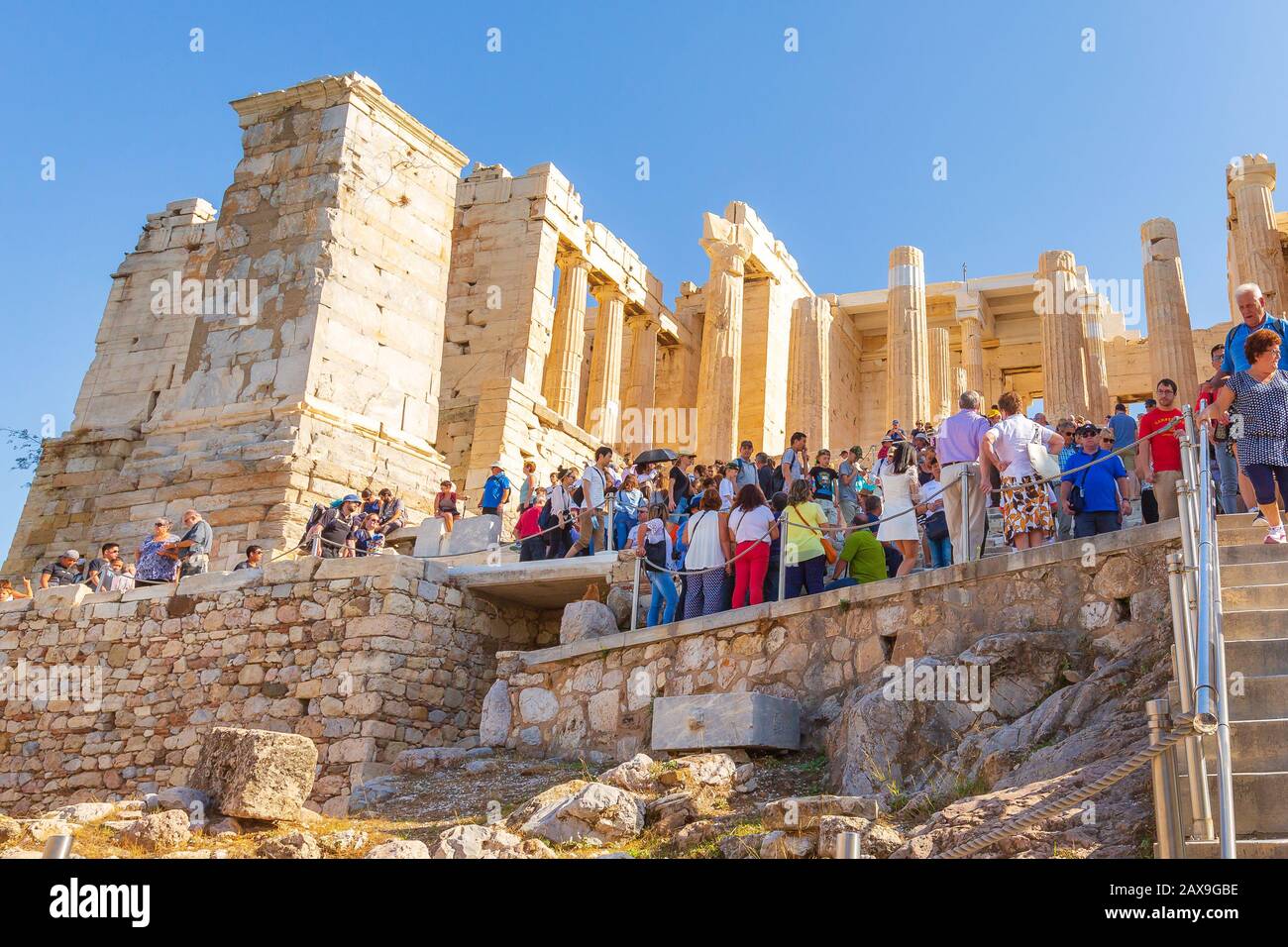 Tourists visiting parthenon temple hi-res stock photography and images ...