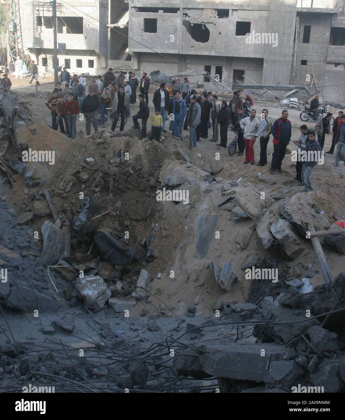 Destroyed building hole hi-res stock photography and images - Alamy