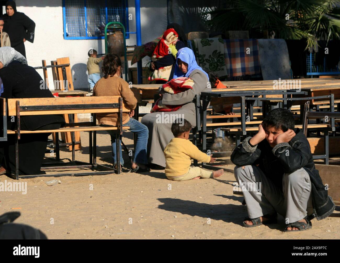 Girl gaza poverty hi-res stock photography and images - Alamy