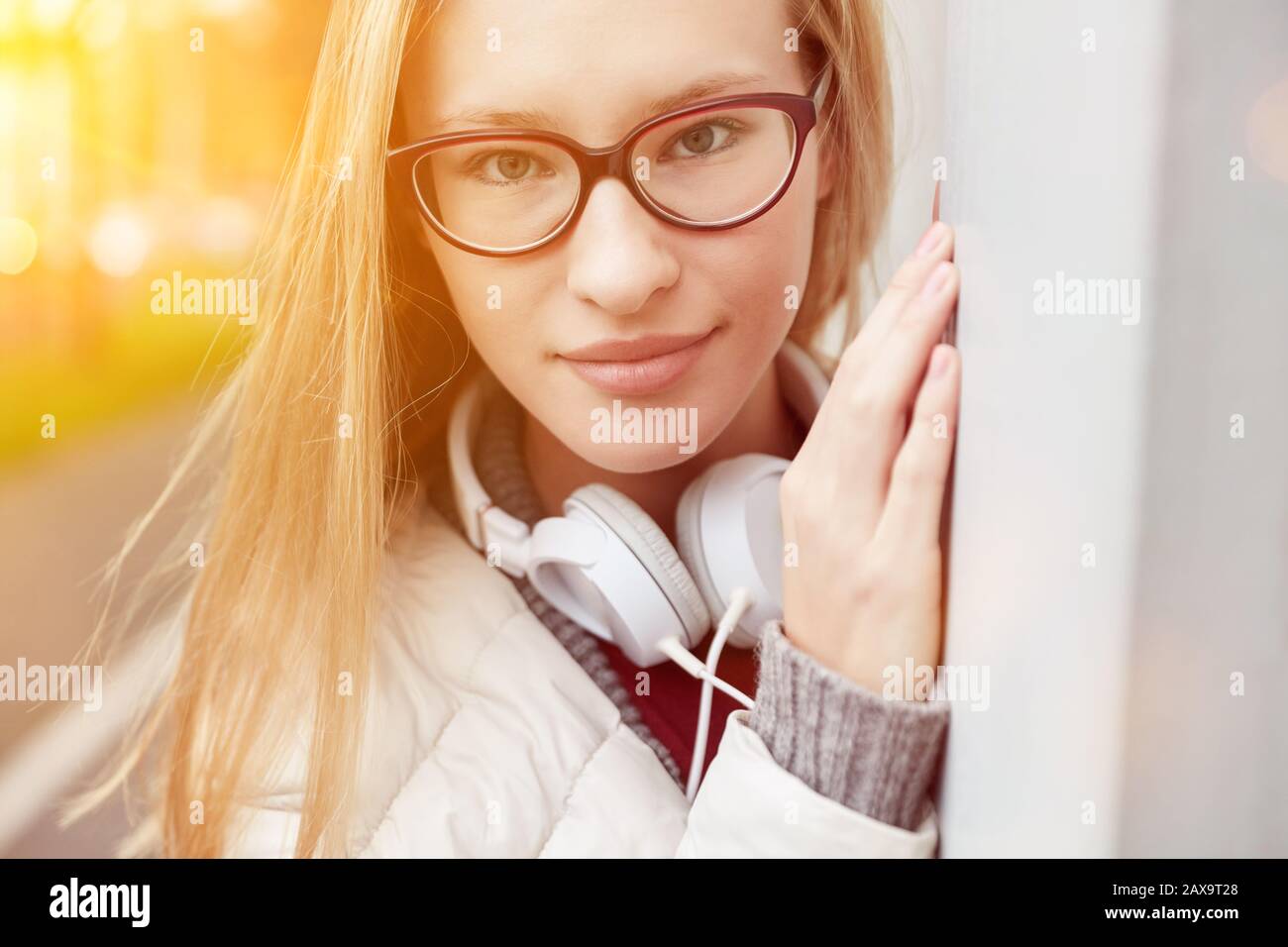 Youth with headphones hi-res stock photography and images - Alamy