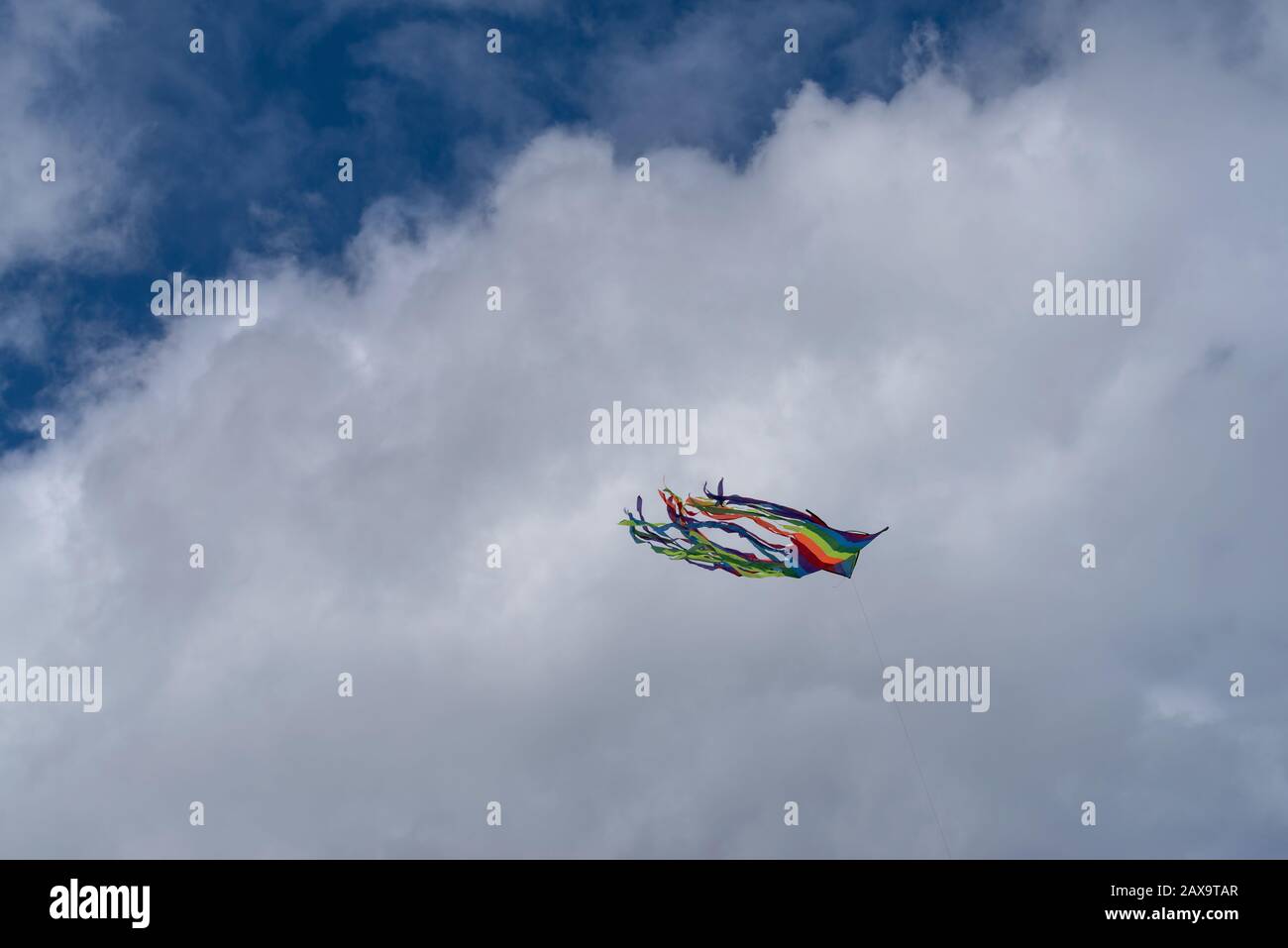 Coloured kite no wind hi-res stock photography and images - Alamy