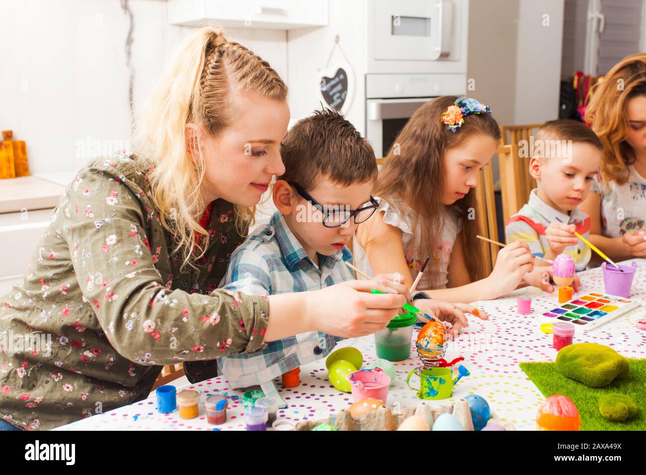Kids creating together hi-res stock photography and images - Alamy