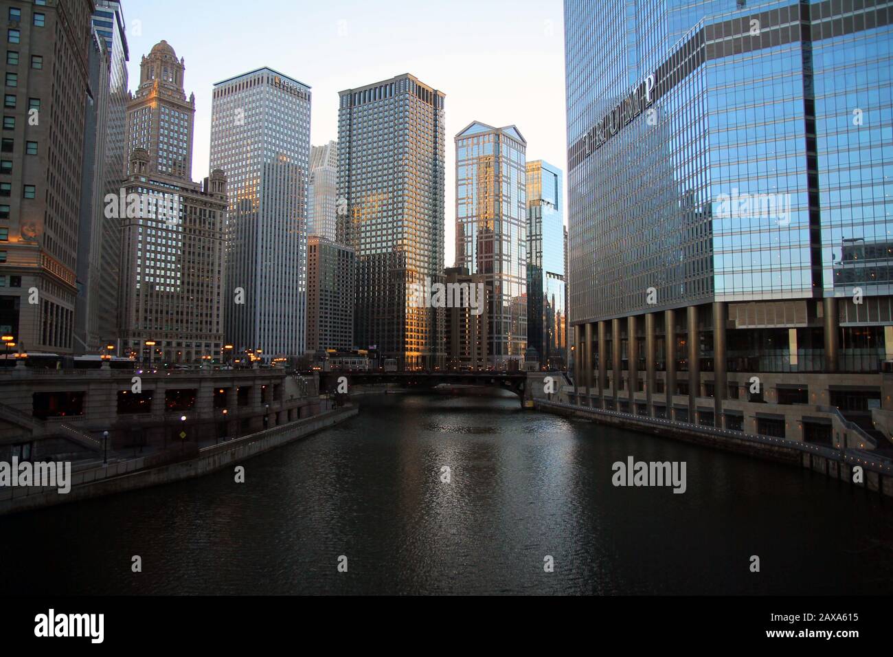 Chicago downtown skyline on sunset hi-res stock photography and images ...