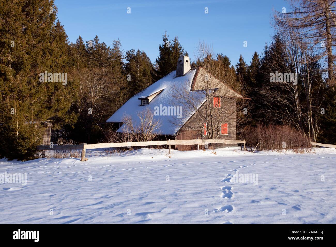 Cozy cottage snow hi-res stock photography and images - Alamy