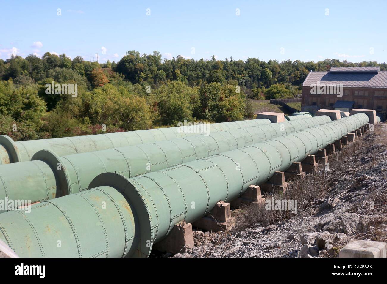 Water falls through lock hi-res stock photography and images - Alamy