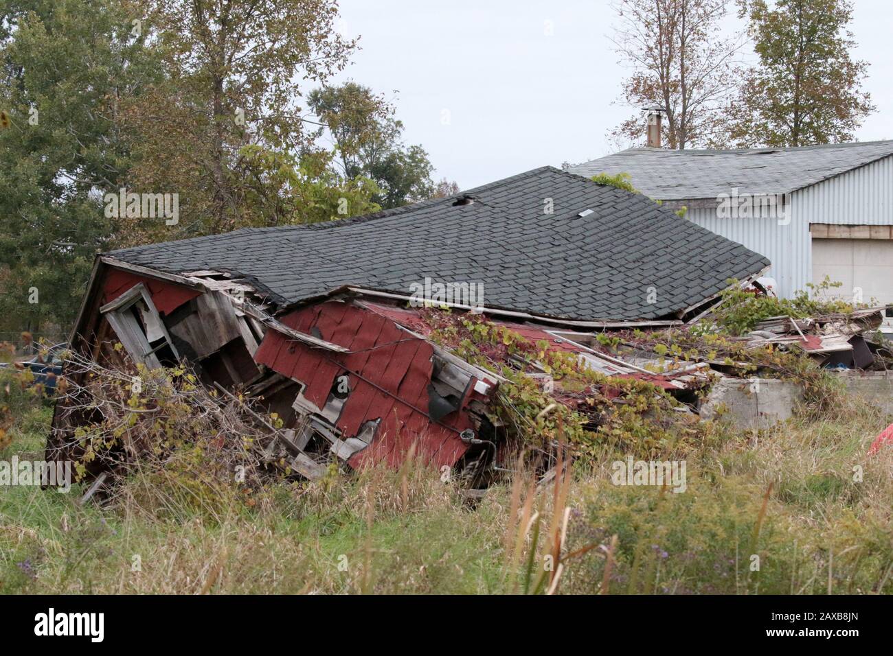 Old Farm buildings in disrepair Stock Photo - Alamy