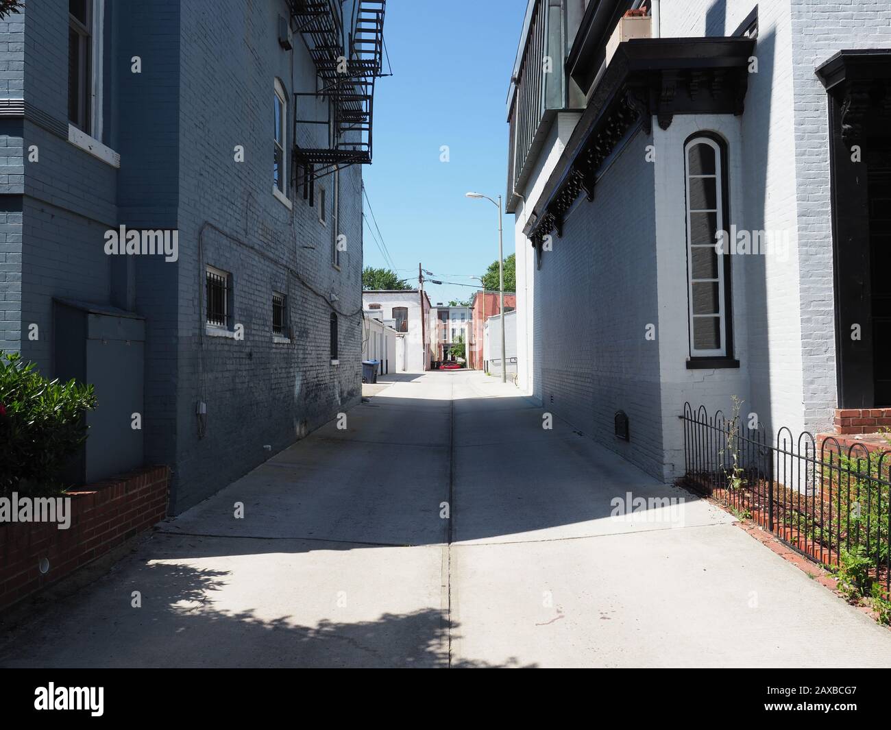 Alleyway between houses in residential hi-res stock photography and ...