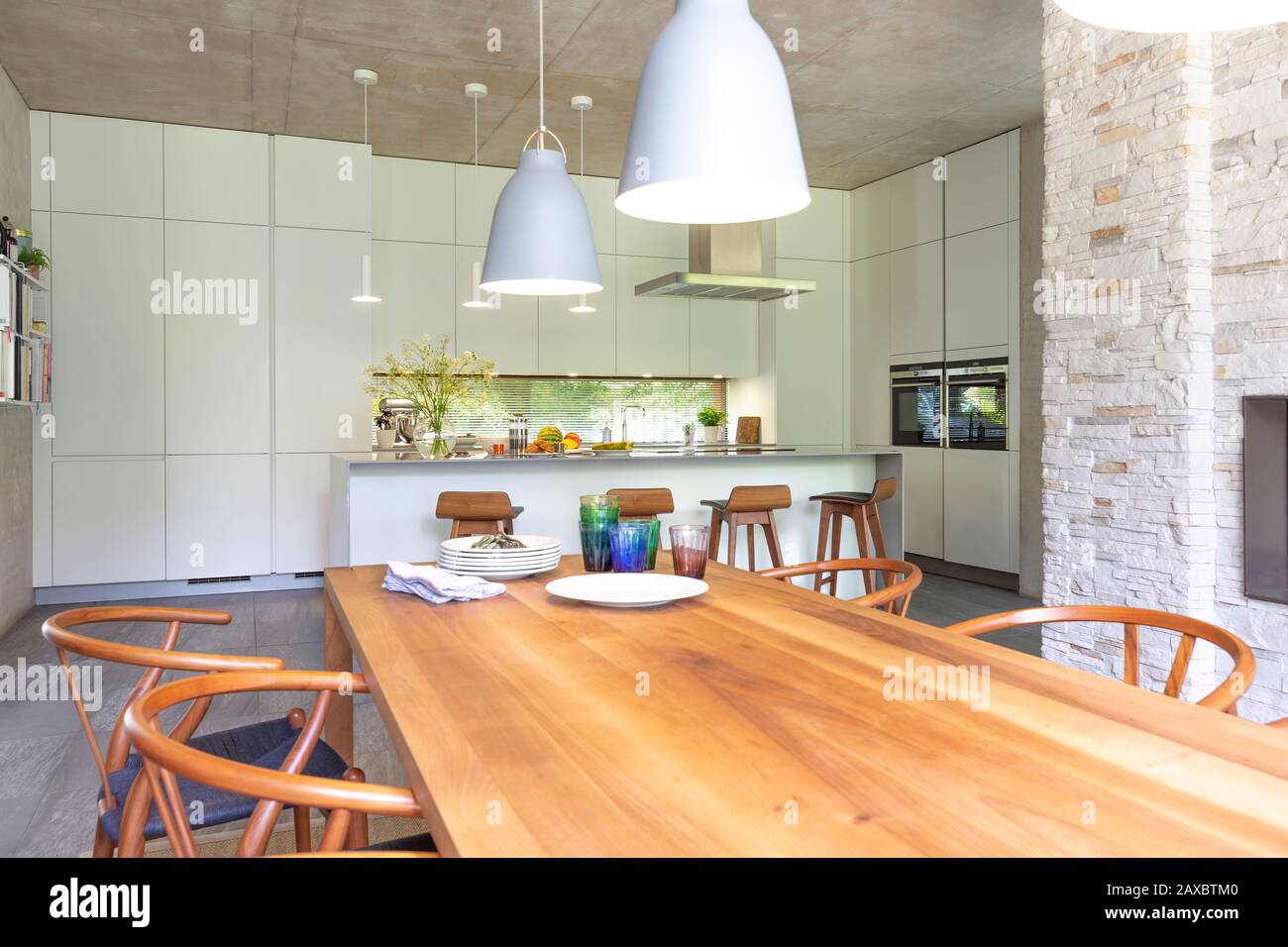 Modern open plan kitchen and dining room Stock Photo - Alamy