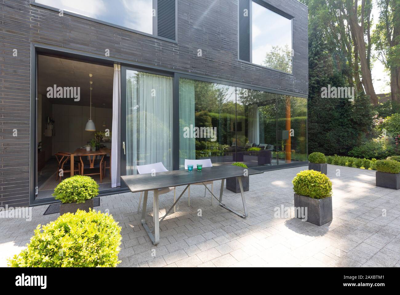Modern house and patio Stock Photo - Alamy