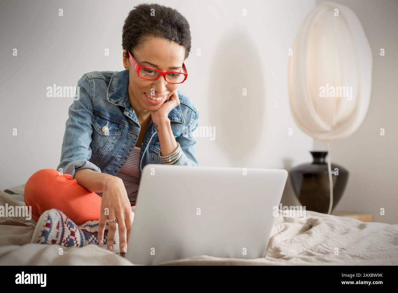 Woman on bed using laptop hi-res stock photography and images - Alamy