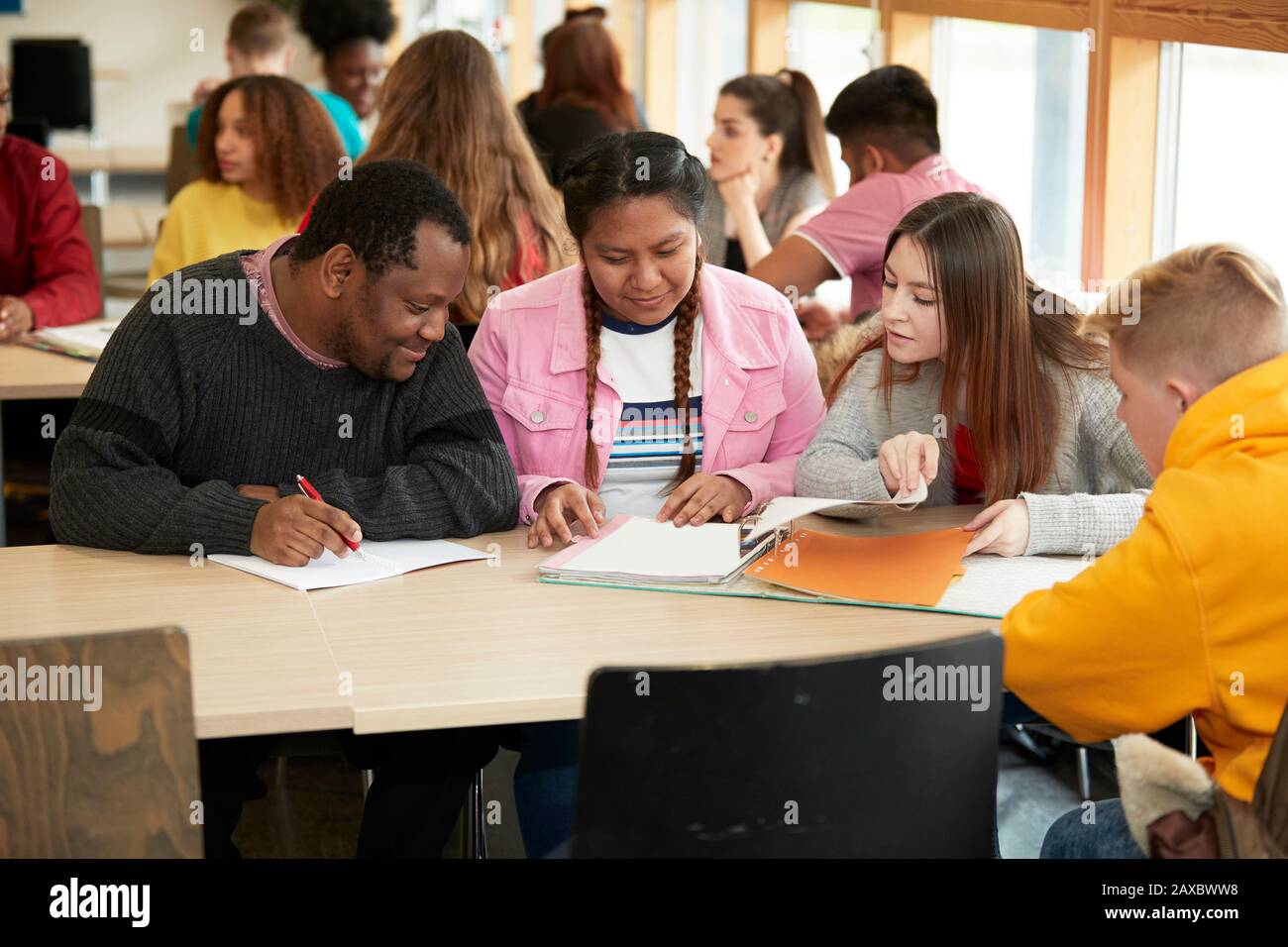 Multi race classroom hi-res stock photography and images - Alamy