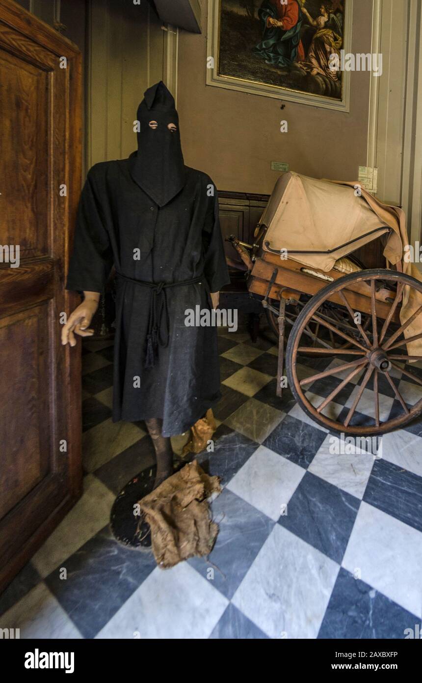 Hooded statue hi-res stock photography and images - Alamy