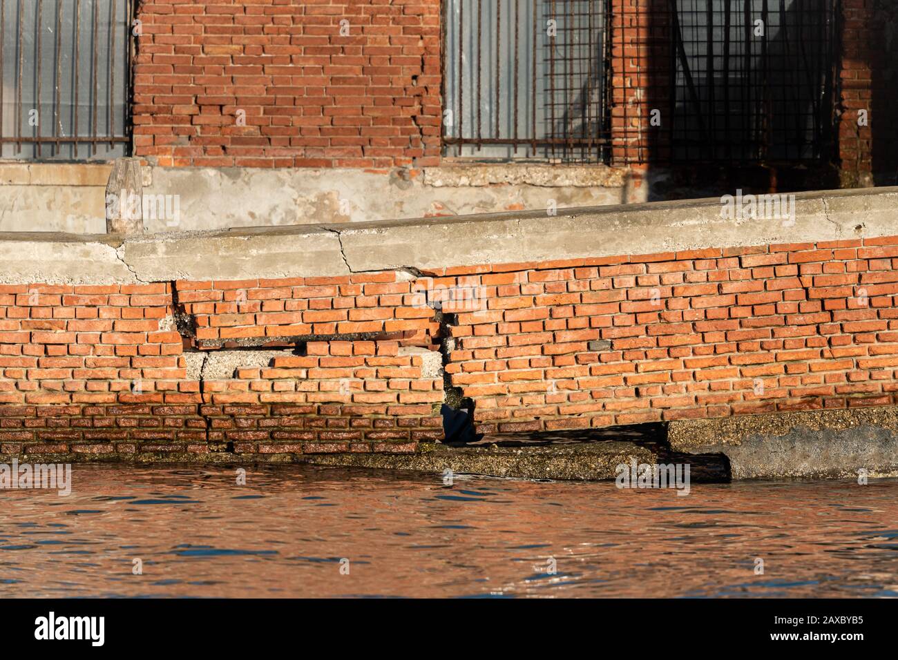 Old brick wall water damage hi-res stock photography and images - Alamy