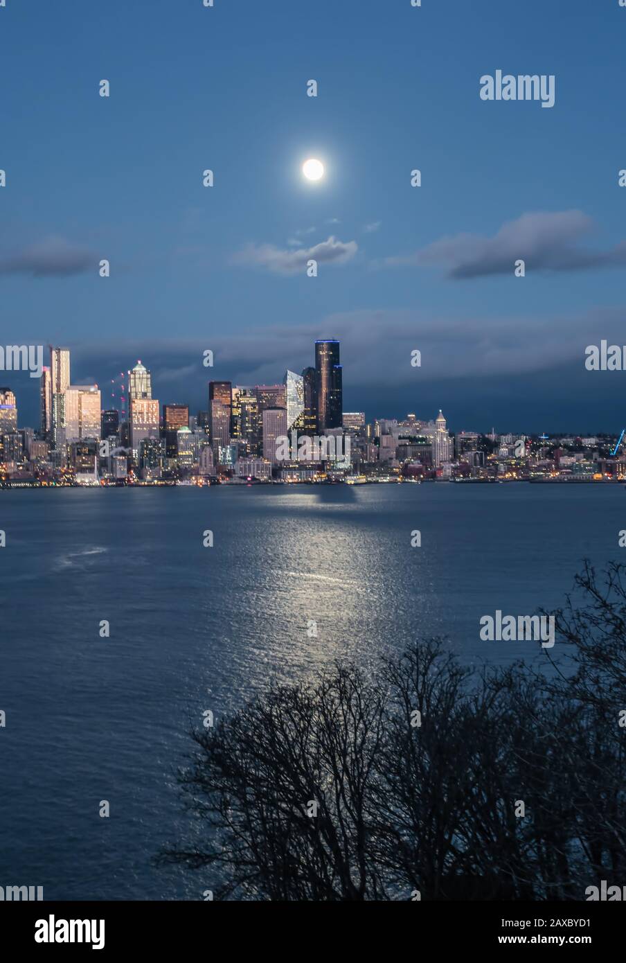 A full moon shines above the Seattle skyline Stock Photo - Alamy