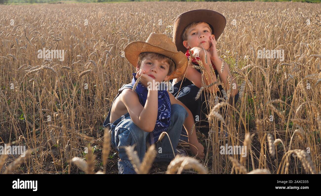 Boys in straw hats hi-res stock photography and images - Alamy