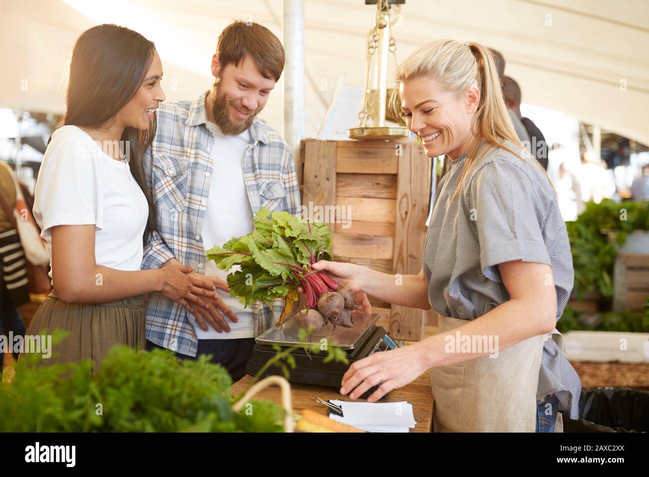 Helping farmers hi-res stock photography and images - Alamy