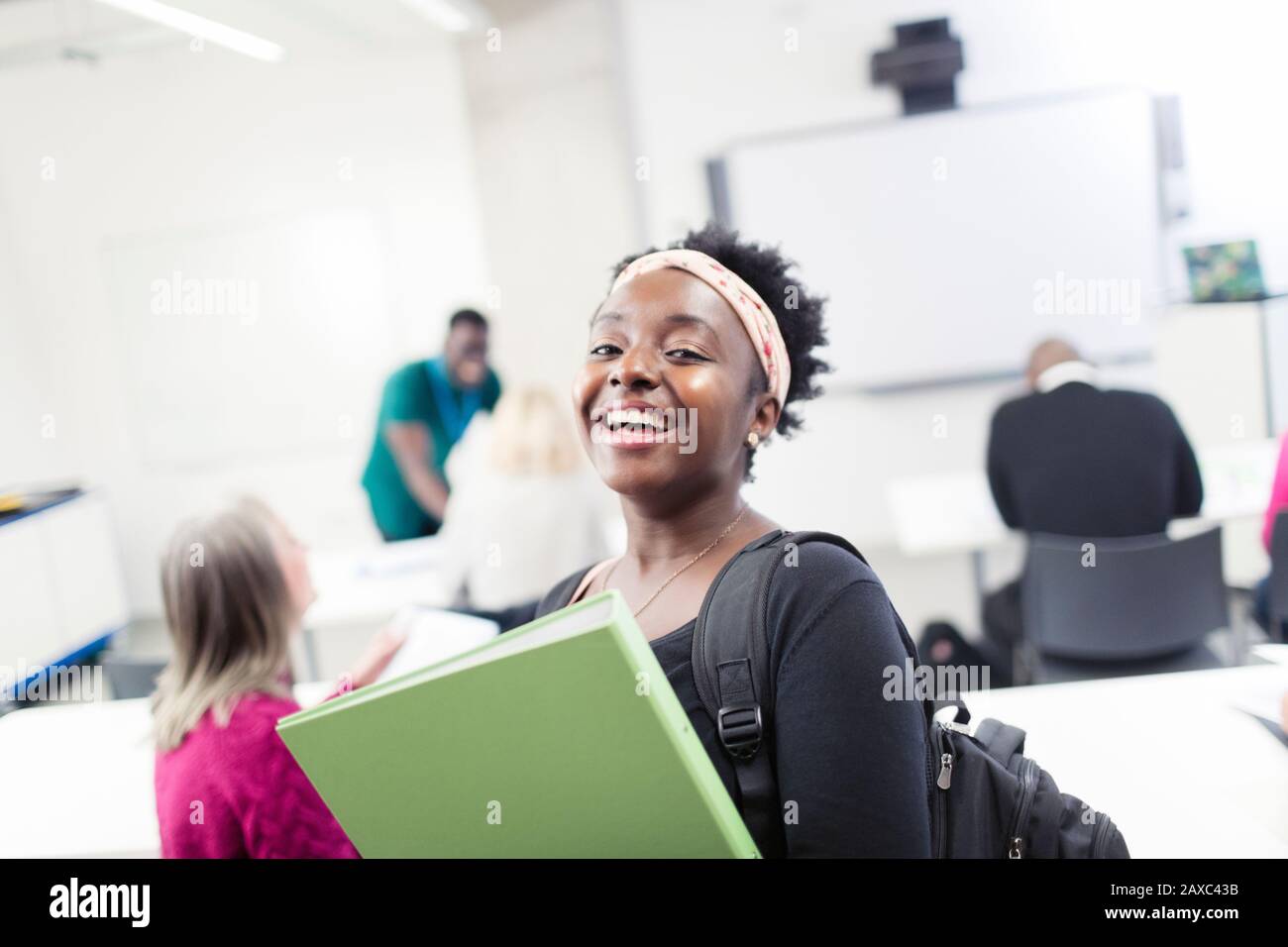 Women with ring binder hi-res stock photography and images - Alamy