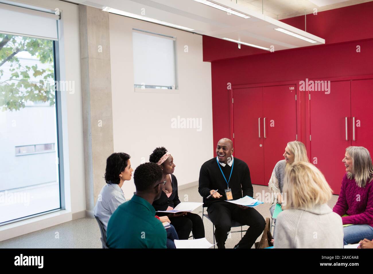 Group of people in a circle hi-res stock photography and images - Alamy