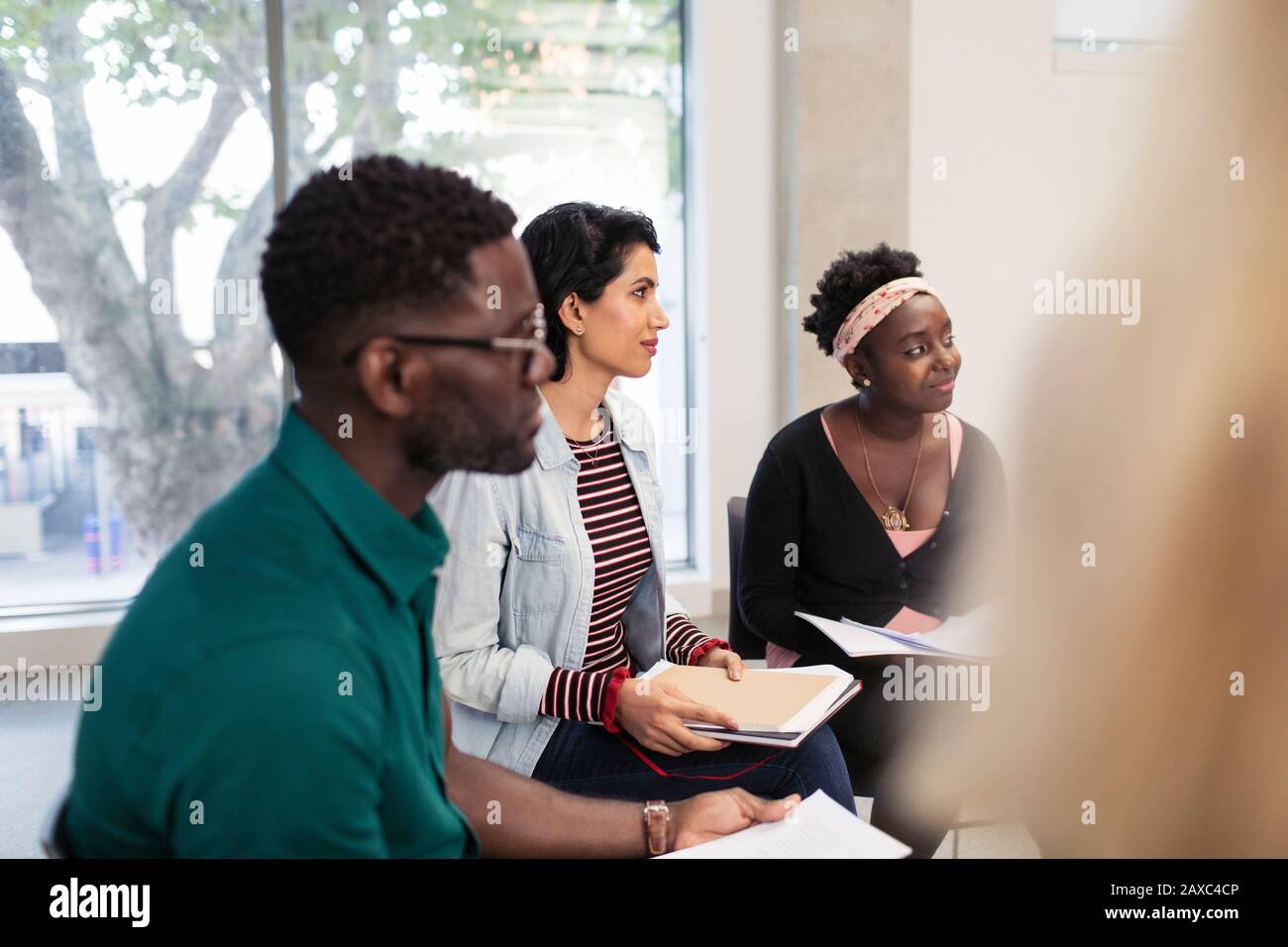 Listen people hi-res stock photography and images - Alamy