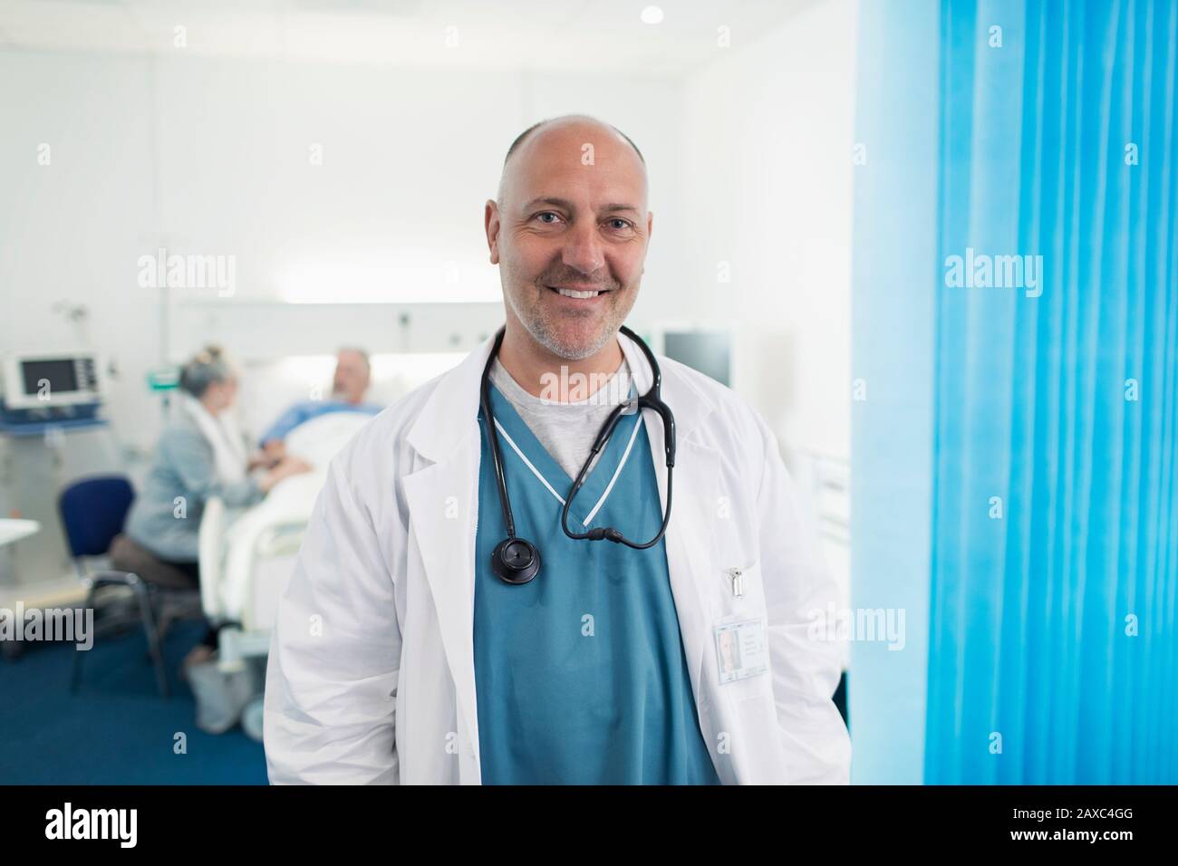 Doctor smiling portrait hi-res stock photography and images - Alamy