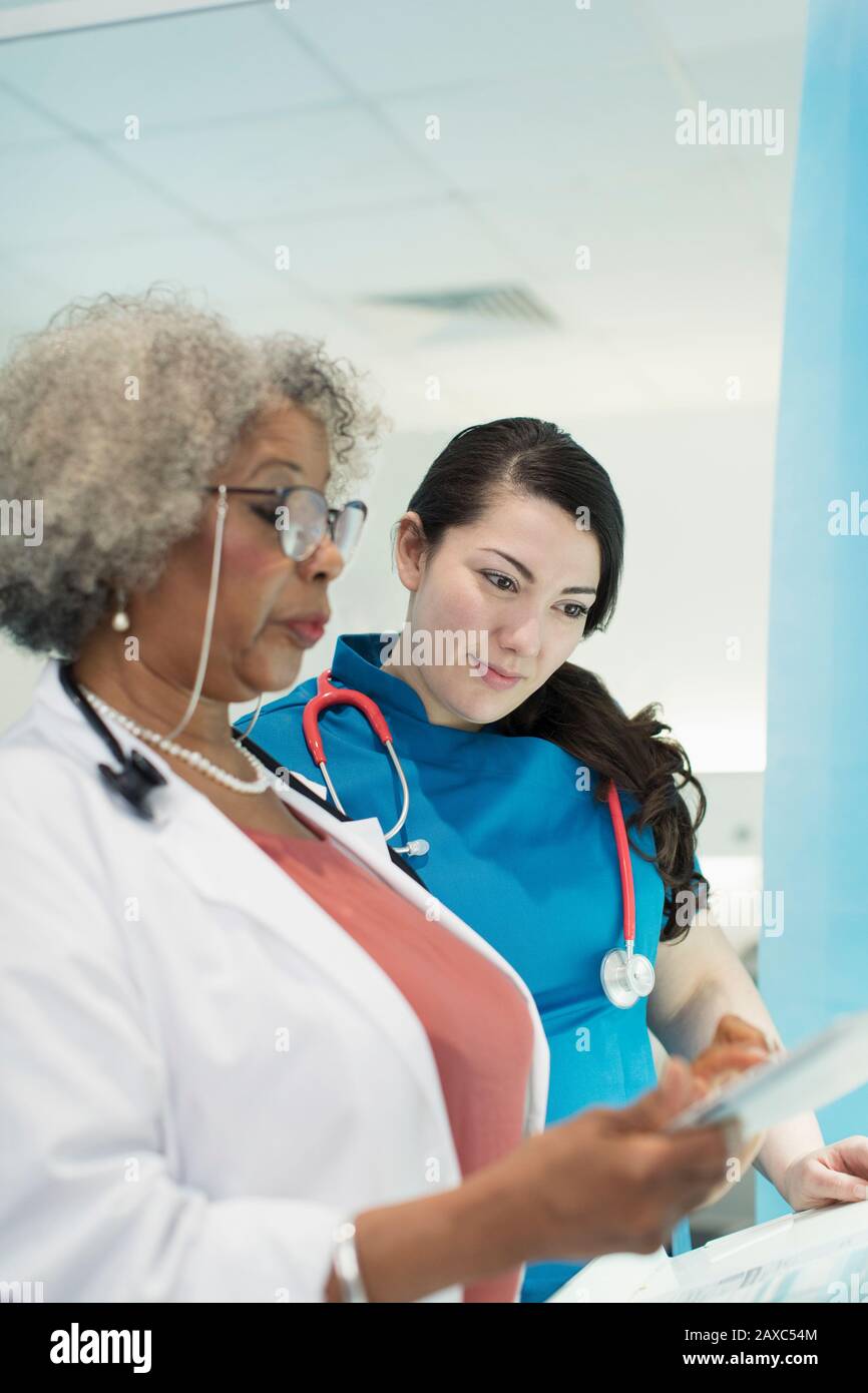 Female doctor tablet talking hi-res stock photography and images - Alamy