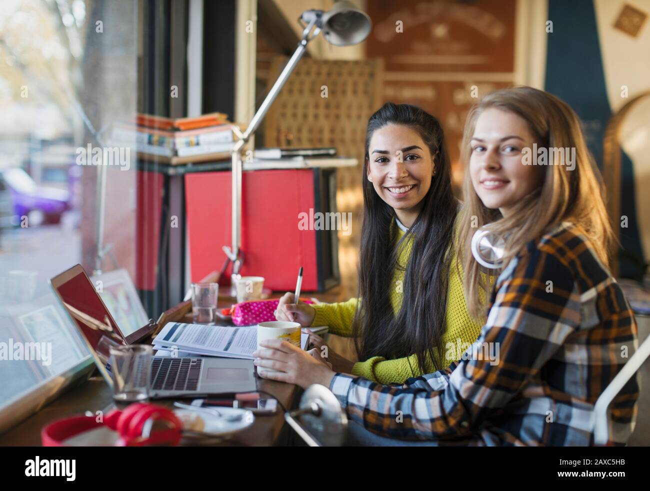 Portrait young woman laptop cafe hi-res stock photography and images ...