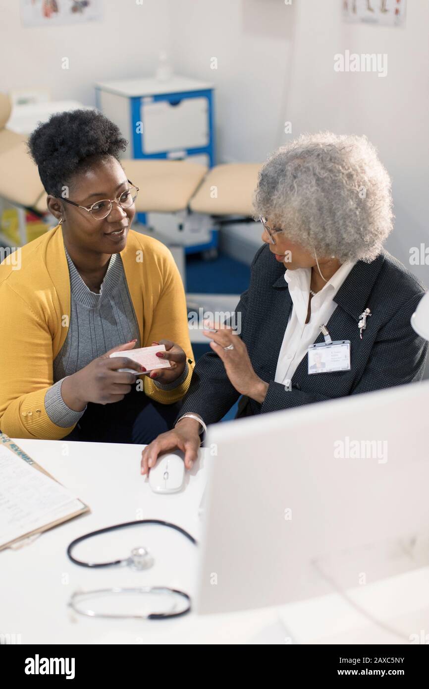 Doctors meeting patient room hi-res stock photography and images - Alamy