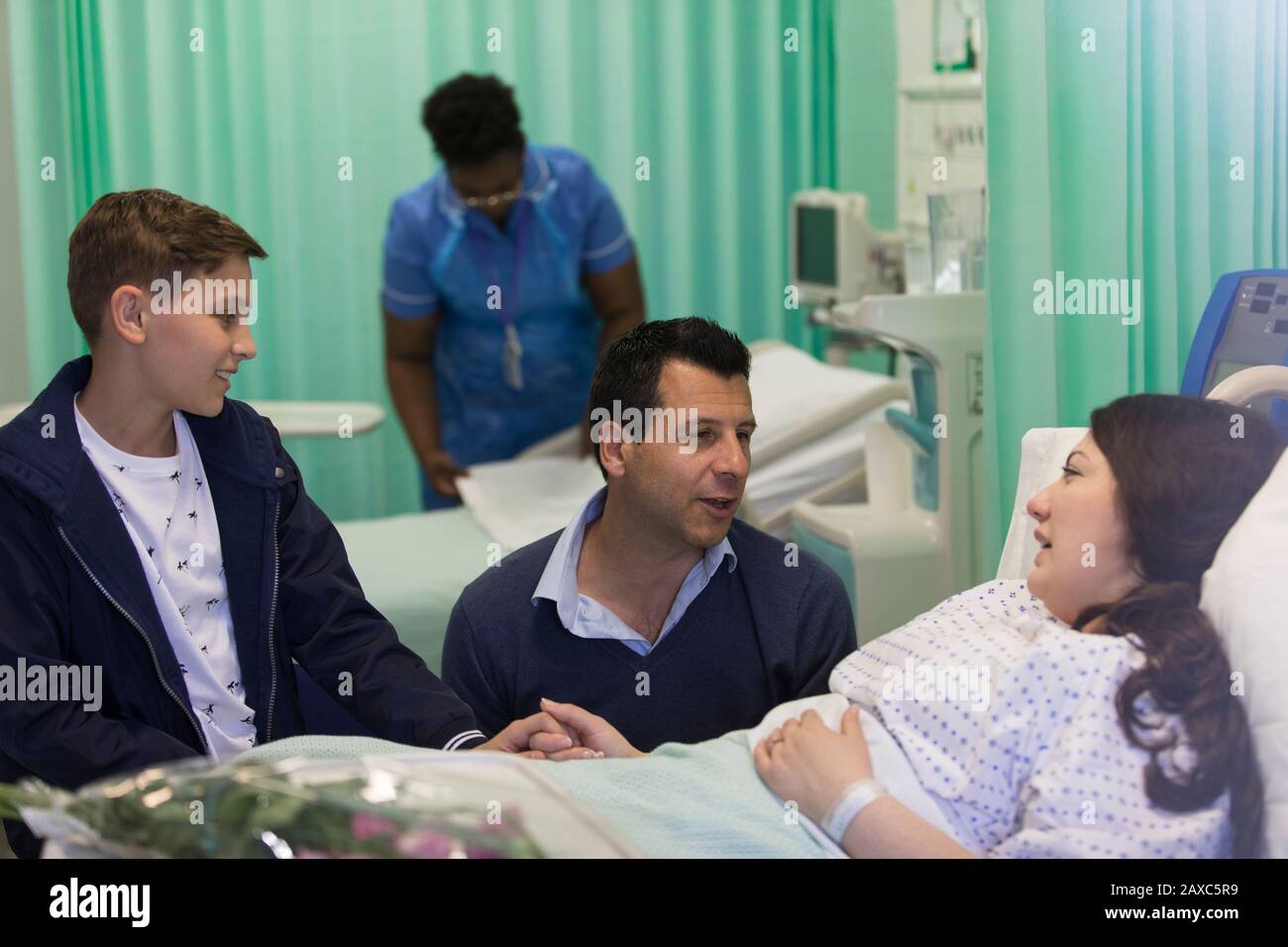 Family visiting, talking with patient in hospital ward Stock Photo - Alamy