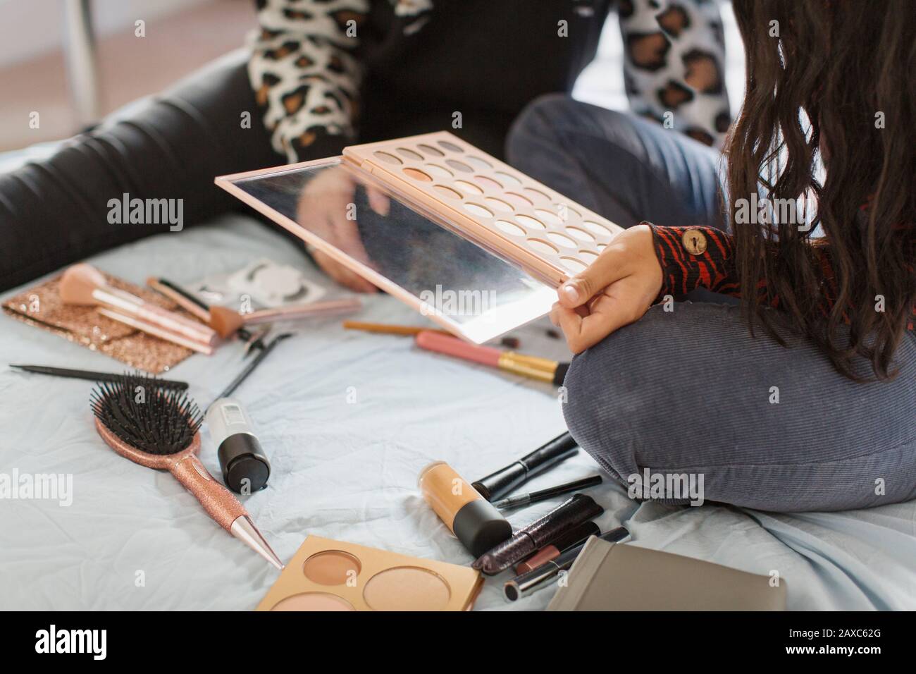 Teen girls sitting on bed hi-res stock photography and images - Alamy