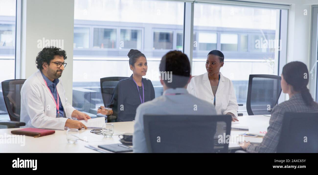 Doctors meeting in conference room hi-res stock photography and images ...