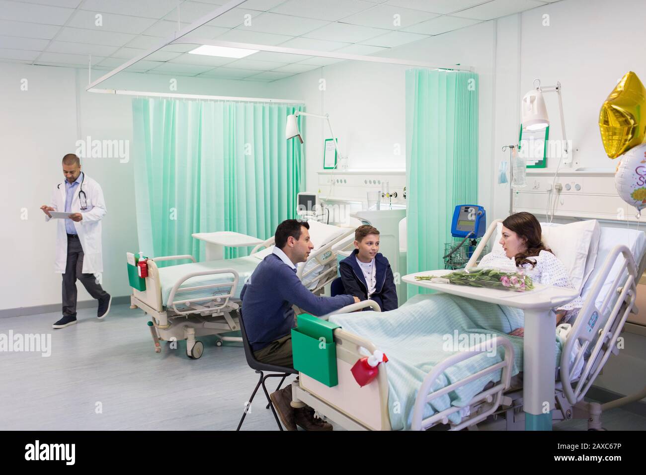 Family visiting patient in hospital ward Stock Photo - Alamy
