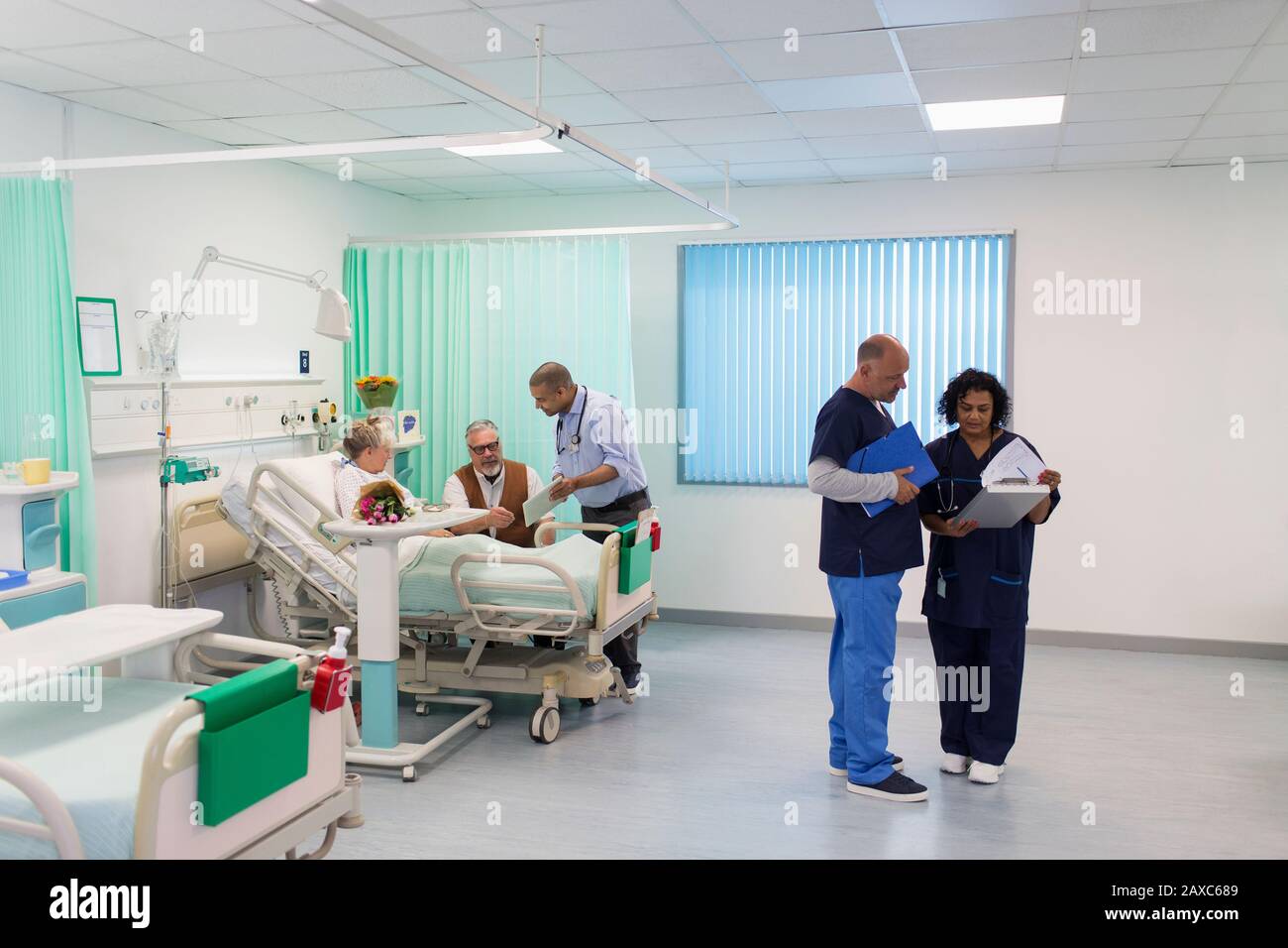 Doctors rounds hi-res stock photography and images - Alamy